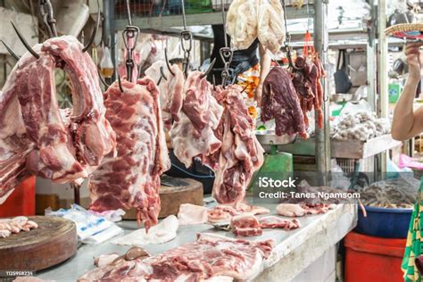 고기를 정육점 고기 돼지고기 쇠고기 닭고기 갈비와 중국 소시지의 다양 한 판매에 대 한 거 Phsa 중앙 시장 Phnom Penh 도시입니다 이 시장은 캄보디아에 관광 명소