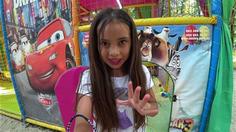 София в Парке на Детской площадке Тарзанка батуты и яркие горки - YouTube