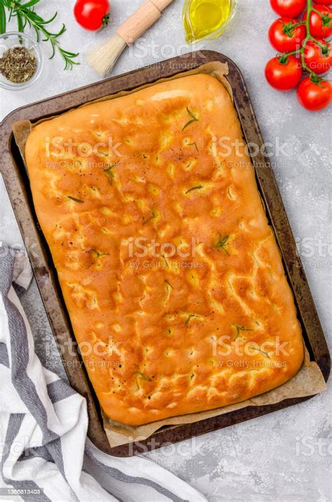 로즈마리 마늘 바다 소금 올리브 오일을 회색 콘크리트 배경에 곁들인 전통적인 이탈리아 신선한 구운 포카치아 맨 위 보기입니다 0명에 대한 스톡 사진 및 기타 이미지 Istock