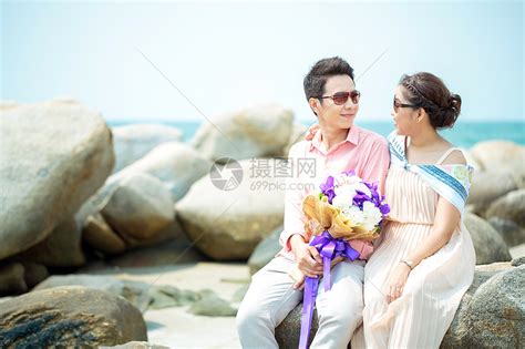 年轻成人夫妇约会情感裙子微笑男生男性朋友们青少年婚礼拥抱头发高清图片下载 正版图片321582751 摄图网