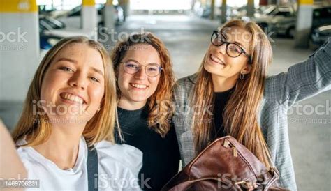 비행 전 공항 주차장에서 함께 셀카를 찍는 웃는 친구들 날기에 대한 스톡 사진 및 기타 이미지 날기 셀카 여행 주제 Istock