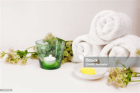 페디큐어와 부드러운 발 피부 흰색 수건 양초 및 큰 복사 공간이있는 밝은 배경에 녹색 꽃을위한 화장품 보습제 또는 연화제 0명에 대한 스톡 사진 및 기타 이미지 Istock