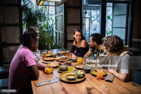 카페테이블에 앉아 채팅을 하고 하브를 하는 다섯 명의 젊은 친구들이 앉아 있다 가까운에 대한 스톡 사진 및 기타 이미지 가까운 가족 겨울 Istock