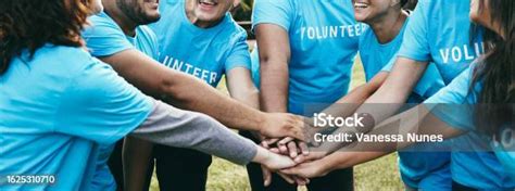 야외에서 함께 축하하는 행복한 자원 봉사자 그룹 팀워크 및 자선 지원 개념 뒷면에 집중 자원봉사에 대한 스톡 사진 및 기타 이미지 Istock