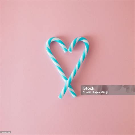 크리스마스 사탕으로 만든 하트 모양입니다 크리스마스와 발렌타인 데이의 창의적인 개념 플랫 레이 0명에 대한 스톡 사진 및 기타 이미지 Istock