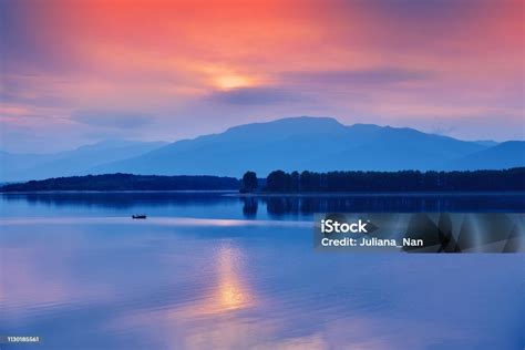 매우 아름 다운 일몰입니다 태양 하늘 호수입니다 일몰 또는 일출 풍경 아름 다운 자연의 파노라마 놀라운 다채로운 구름과 푸른 하늘입니다 물 반사입니다 마술 예술