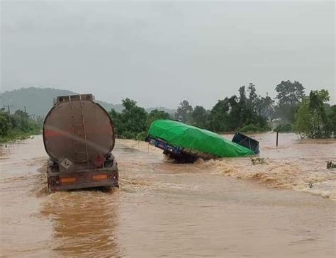 ဘီးလင်းမြို့တွင် တောင်ကျရေများကြောင့် ရန်ကုန် မော်လမြိုင်ကားလမ်း ‌ရေကျော်နေပြီး ခရီးသည် ၁၀၀၀ က