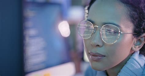 얼굴 안경 프로그래밍은 데이터 센터의 사무실에서 코드 작업을 하는 흑인 여성과 함께 합니다 사이버 보안 코딩 및 안경과 함께 빅