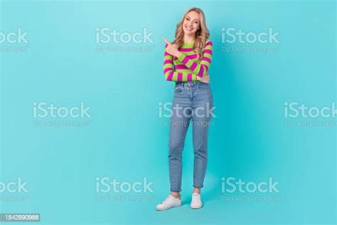 줄무늬 스웨터를 입은 친절한 달콤한 여자의 전체 길이 사진 손가락 빈 공간 격리 된 청록색 배경 가리키기에 대한 스톡 사진 및 기타 이미지 Istock