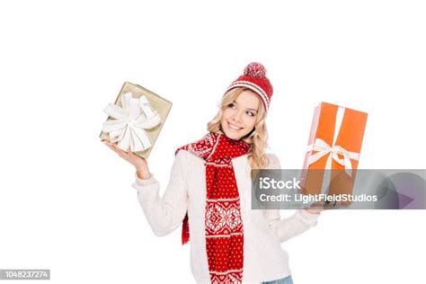 모자 스카프 및 장갑 흰색 절연 하는 선물 상자를 들고 웃는 아름 다운 젊은 여자 겨울에 대한 스톡 사진 및 기타 이미지 겨울 미소 계절 Istock