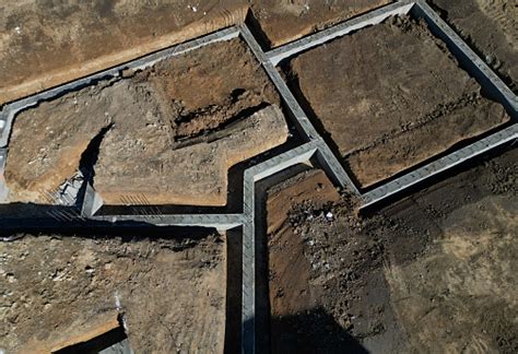 콘크리트 펌프는 파이프를 통해 혼합물을 굴착 또는 건물 천장으로 직접 전달합니다 집 기초의 거푸집 공사에서의 진동 다짐 0명에 대한 스톡 사진 및 기타 이미지 Istock