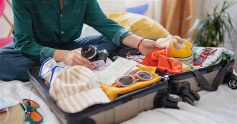 집에서 휴가를 보내기 위해 가방을 포장하는 알아볼 수 없는 젊은 여성 코로나바이러스 개념 사진 Unsplash의 여행 계획 이미지