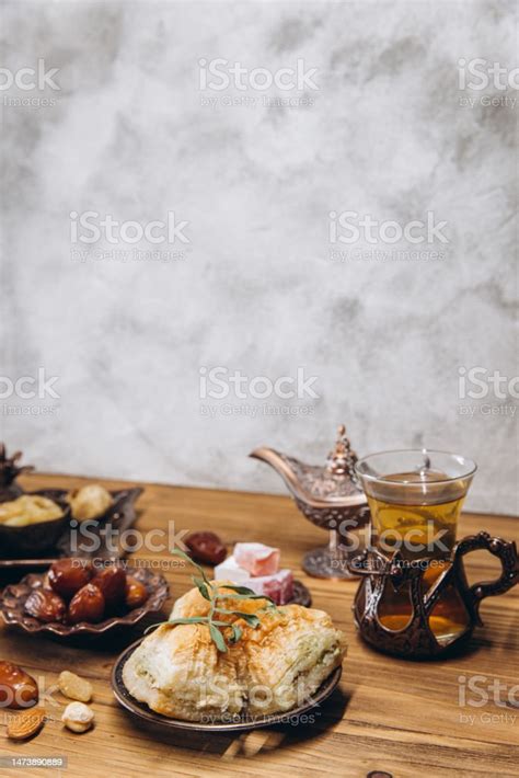 나무 테이블에 말린 날짜와 차 아랍 전통 요리 냄비 및 대추 과일 라마단 카림 이드 무바라크 개념 복사 공간 Ramadan Kareem에 대한 스톡 사진 및 기타 이미지