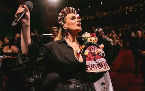 ¡qué Gran Detalle Adele Cantante Se Viste Con Atuendo Mexicano