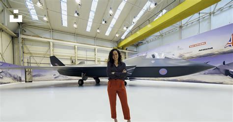 검은 긴 소매 셔츠와 빨간 바지를 입은 여자가 흰색 바닥에 서 있다 사진 Unsplash의 무료 기술 이미지