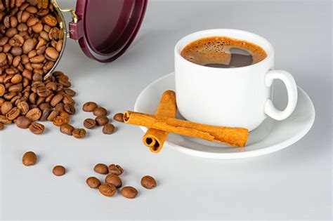 나무 테이블에 향기로운 커피 한 잔 계피 스틱 구운 커피 콩 0명에 대한 스톡 사진 및 기타 이미지 0명 가정 주방 가정의 방 Istock