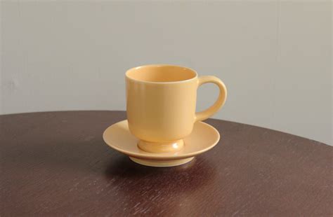 굽이 있는 찻잔