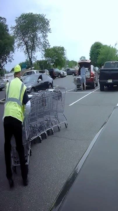 슈퍼마켓에서 쇼핑 카트에 고생하는 남자 Youtube