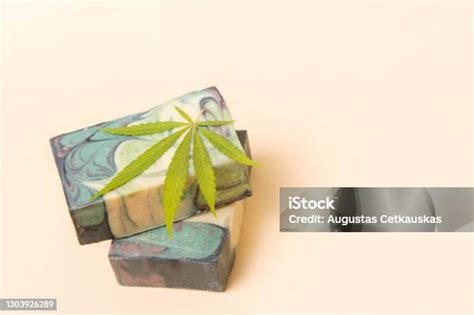 수제 대마 비누와 마리화나의 녹색 잎 스파 유기농 비누 약용 Cbd가있는 유기농 스킨 케어 제품 제로 폐기물 개념 건강관리와