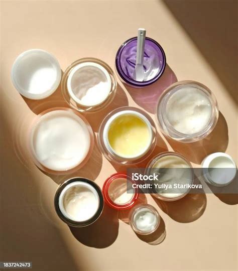 파스텔 배경에 얼굴 관리를 위한 뷰티 크림 또는 마스크의 많은 항아리 스킨케어 화장품 화장품 스파 의료 스킨 케어의 개념 천연 화장품 개념 0명에 대한 스톡 사진 및 기타