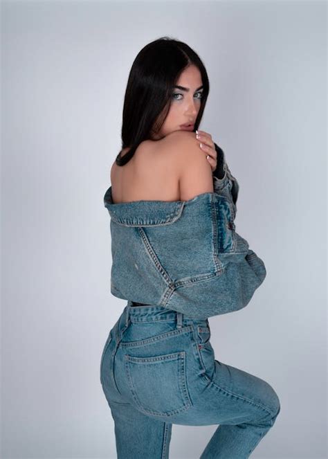 데님 모델 수직 쐈어 스튜디오 촬영 여성 자켓 청바지 패션 사진 포즈를 취하는에 관한 무료 스톡 사진