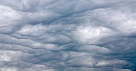 하늘에 저게 대체 뭐야···서울 하늘 뒤덮은 구름의 섬뜩한 정체