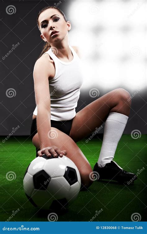 Sexy Voetballer Stock Foto Image Of Achtergronden Wolken 12830068