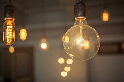 유토이미지 불 켜져 있는 실내 백열 조명 전구등 집 인테리어 소품