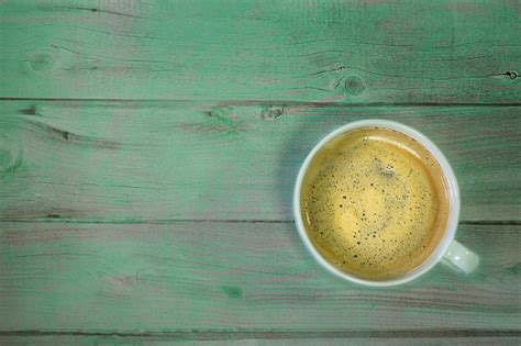 카푸치노 또는 라떼 커피를 우드 테이블 배경에 흰색 세라믹 컵 커피에 우유 거품으로 클로즈업 복사 공간이 있는 맨 위 뷰를 제공합니다 갈색에 대한 스톡 사진 및 기타 이미지