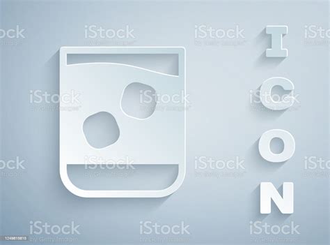 회색 배경에 고립 된 위스키와 얼음 큐브 아이콘의 종이 컷 유리 종이 아트 스타일 벡터 일러스트레이션 3차원 형태에 대한 스톡