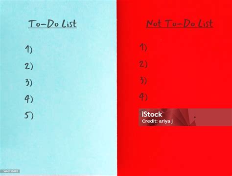 할 일 목록과 하지 말아야 할 일 목록으로 쓰여진 텍스트가 있는 파란색과 빨간색 종이는 삶과 경력에서 중요한 일에 집중하기 위해 해야 할 일과 하지 말아야 할 일과 습관의