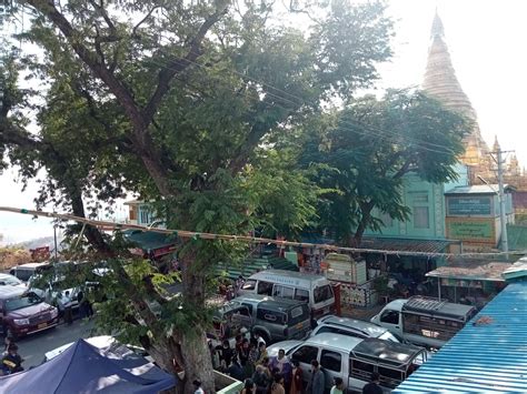 စစ်ကိုင်းတောင်ရိုး သမိုင်းဝင် ဆွမ်းဦးပုညရှင်ဘုရားကြီးတွင် ဘုရားဖူးလာပြည်သူများဖြင့် စည်ကား