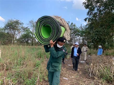 អភិបាលស្រុកសាលាក្រៅដឹកនាំកម្លាំងនគរបាលស្រុកចុះបង្ក្រាបអ្នកលេងល្បែងបញ្ជល់មាន់ឃាត់ខ្លួនមនុស្ស៤នាក់