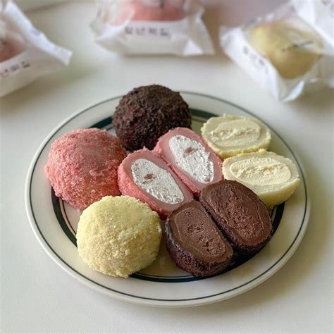 혁 On Instagram 협찬 떡떡떡 선물세트🍡 뉴욕치즈케익크림떡 딸기크림떡 범벅초코크림떡 3가지로 구성된 추석 선물세트 ” Makanan