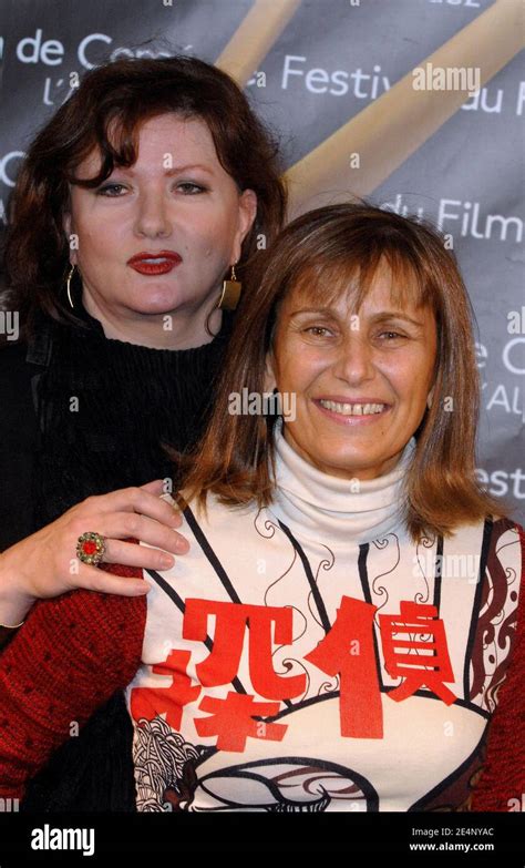 Lactrice Française Catherine Jacob Et La Réalisatrice Catherine Castel Posent à Lalpe Dhuez