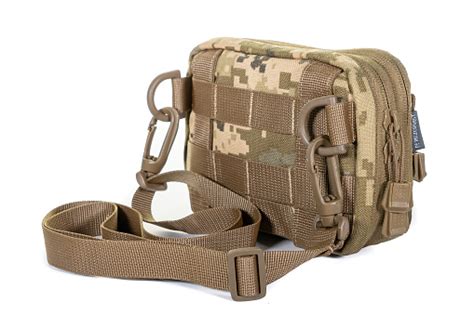 흰색에 고립 된 녹색 캔버스 배낭 숄더 스트랩과 Haul 루프가 있는 모던 방수 캠핑 여행자 백 팩 백 백백의 전면 전경 남성을 위한 여행 여행을 위한 전술 하이킹 배낭 0