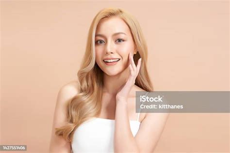 베이지 색 배경에 깨끗한 신선한 피부를 가진 아름다운 젊은 아시아 여성 얼굴 관리 얼굴 치료 화장품 아름다움과 스파 아시아 여성 초상화 20 24세에 대한 스톡 사진 및