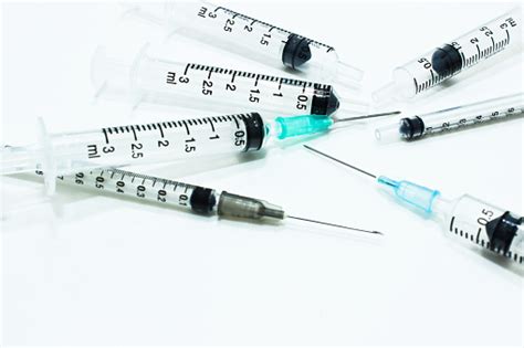 플라스틱 주사기 바늘으로 흰색 배경에 고립 3 Ml 및 1 Ml 건강관리와 의술에 대한 스톡 사진 및 기타 이미지 건강관리와 의술 보살핌 사진 이미지 Istock