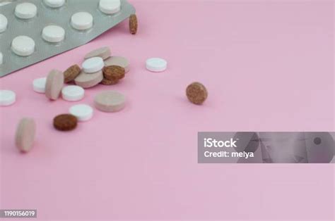분홍색 배경에 모듬 제약 의약품 알 약 정제 및 캡슐 맨 위 보기 플랫 레이 공간을 복사합니다 의학 개념 0명에 대한 스톡 사진