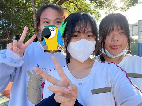 溫瀰 On Twitter ㄝ我喜歡這張好我好可愛 吐舌頭看起來好笨哈哈 我朋友說我看起來跟照片差不多 就放心一點嗎 我覺得我表情管理超差