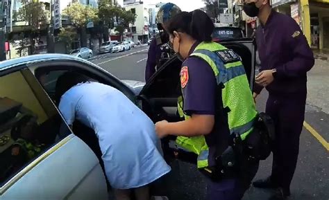 影我太太羊水破了！上班尖峰新手爸警所大喊 暖警開道5分鐘到院順產