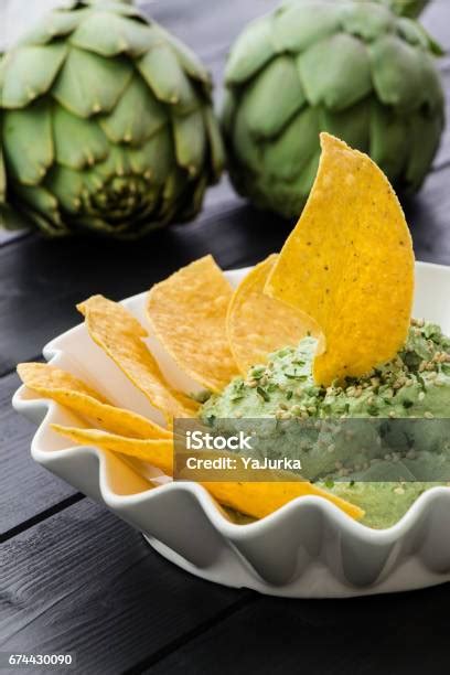 녹색 시금치 아 티 초 크 딥 레시피입니다 홈 만든 딥 옥수수 나 초 양 인데 검은 나무 배경에 아티초크에 대한 스톡 사진 및 기타 이미지 Istock