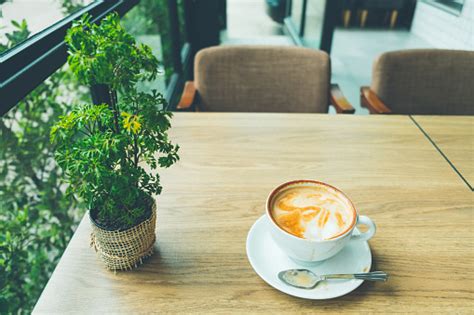 커피 라 떼 아트 커피가 게 빈티지 컬러 톤의 나무 책상에 작은 나무와 0명에 대한 스톡 사진 및 기타 이미지 0명 갈색 개념 Istock