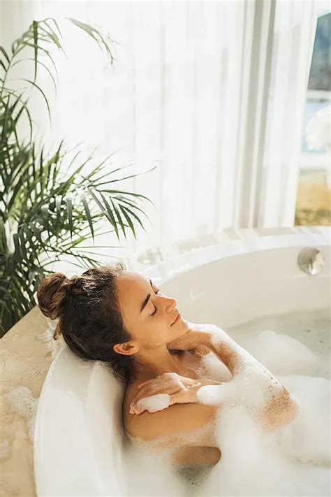 年轻漂亮的女士放松在豪华浴缸充满泡沫泡沫。水疗美容，财富生活图片下载 花瓣网