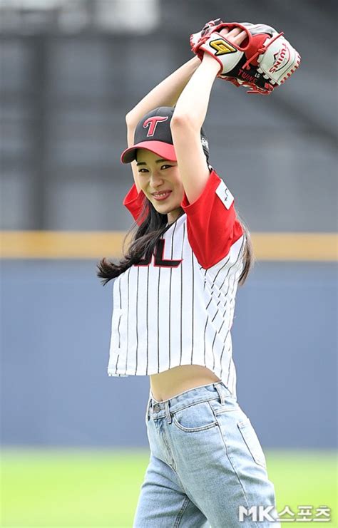 “the Glory” Lim Jiyeon Shows Off “zero Fat Abs” While Throwing The