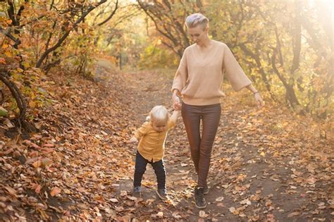 Feliz Joven Hermosa Madre Con Su Pequeño Hijo En El Parque Foto Premium