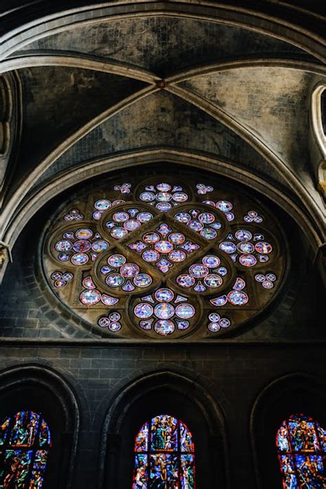가벼운 건축 고딕 양식의 건축물 교회 교회 건축 그림자 대성당 디자인 랜드마크 로잔 로잔 대성당 문화 문화 유산 보드 석조 벽돌 수직 쐈어