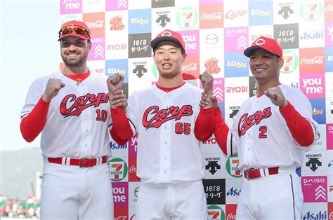 3回、勝ち越しとなる犠飛を放ったマクブルーム（左端）を出迎える広島ナイン （撮影・西川祐介） ― スポニチ Sponichi Annex 野球