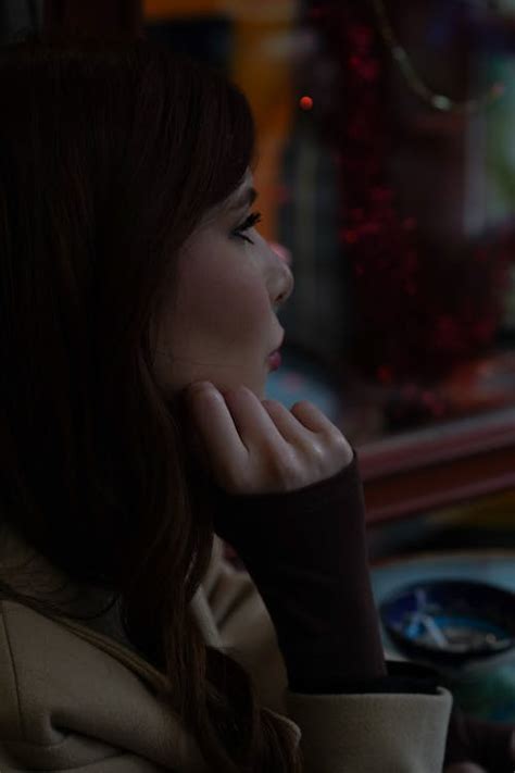 집 밖의 고독 고요한 고요함 기발한 꽃 낭만적인 내성적 인 돌 명상 묵상 물 미묘한 반사 반사 사진 베일 부드러운 빛 분홍 장미 분홍색 꽃