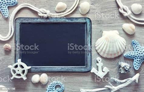 바다 조개 돌 밧줄 및 가벼운 나무에 스타 물고기의 만든 프레임 칠판 계절에 대한 스톡 사진 및 기타 이미지 계절 공란 관광 Istock